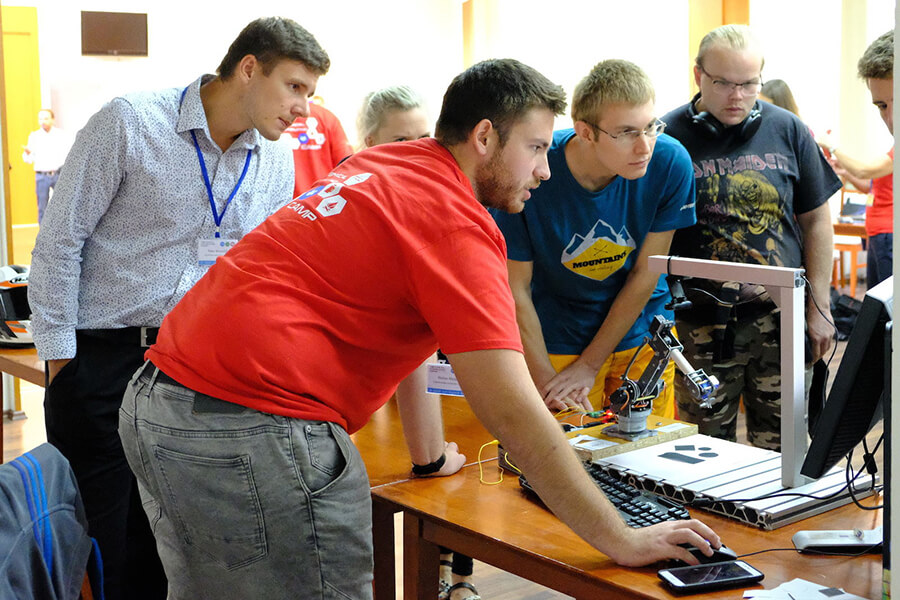 Technical Computing Camp priblíži študentom aj autonómne vozidlá či elektromobilitu